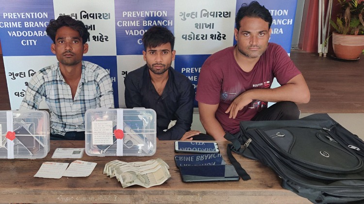 વડોદરામાં નાજિમ શેખને ફિરોઝાબાદથી 2 પિસ્તોલ ડિલિવર કરવા આવેલા સાદાબ અને ...